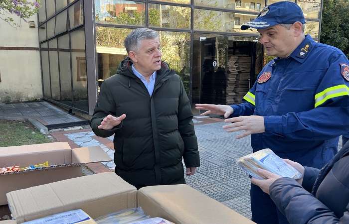 Υλικά προστασίας και κιτ επιβίωσης στην Πυροσβεστική από την Περιφέρεια ...